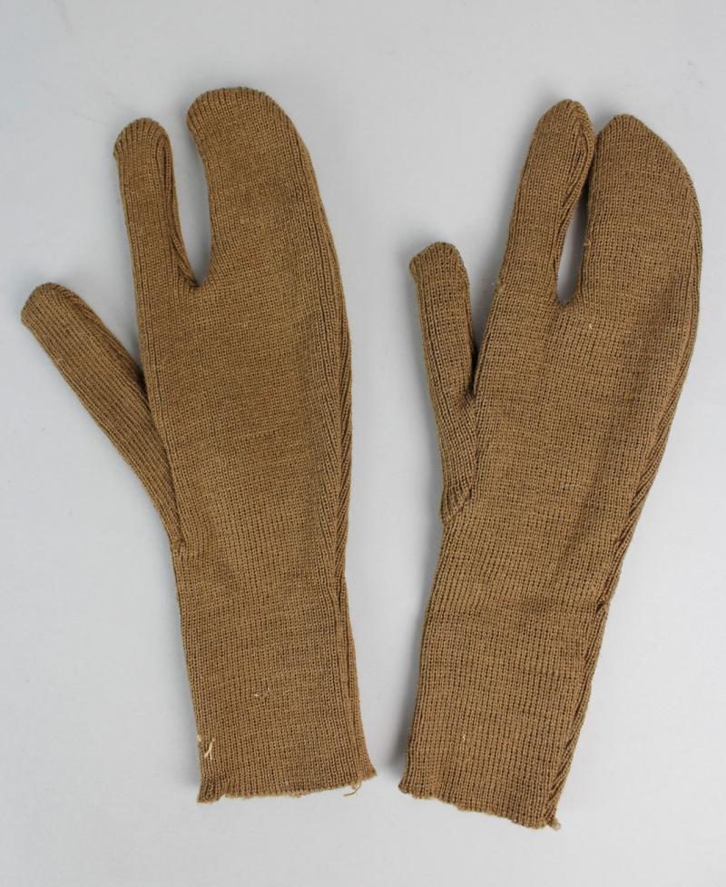 CS Militaria | WW2 British Army Mittens With Trigger Finger