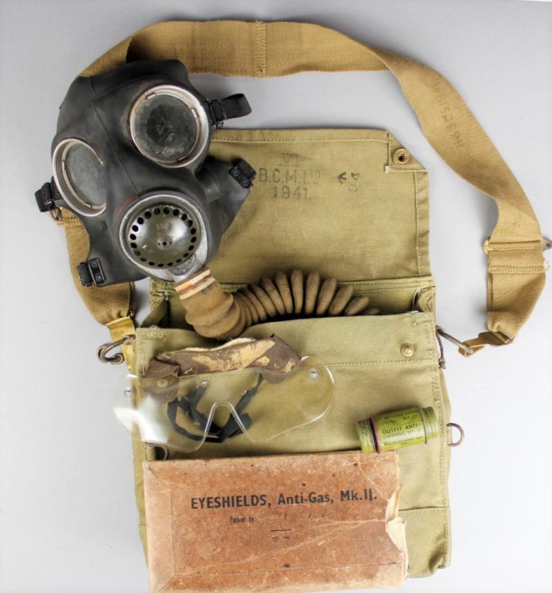 CS Militaria | WW2 British Gas Mask & Haversack With Accessories 1941