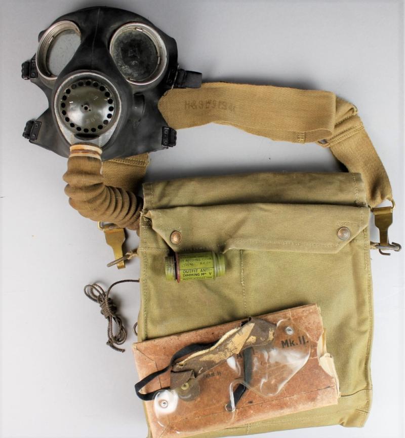 CS Militaria | WW2 British Gas Mask & Haversack With Accessories 1941