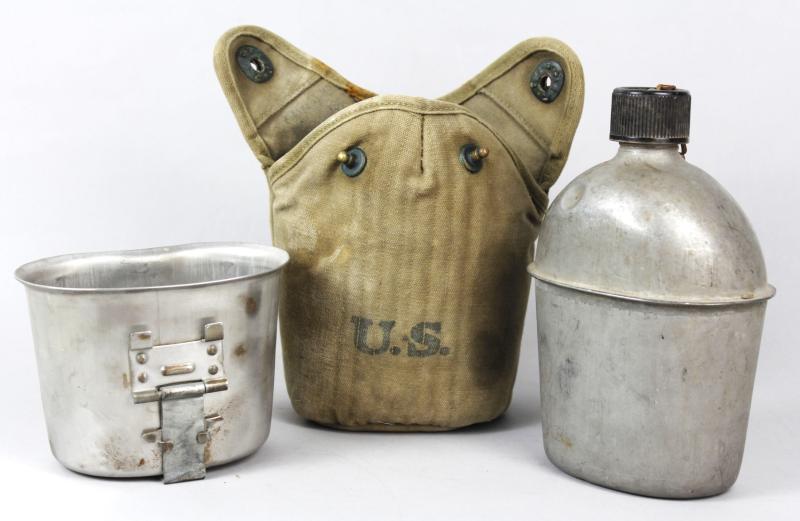 CS Militaria | WW2 US Canteen Set ( Bottle , Cup & Cover ) 1944 Dates